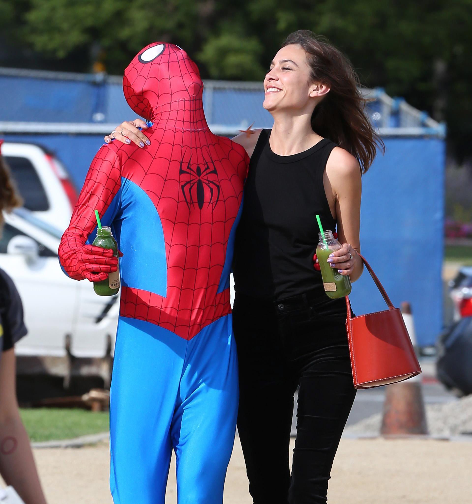 Alexa Chung y Spider-Man: una delirante pareja en Beverly Hills