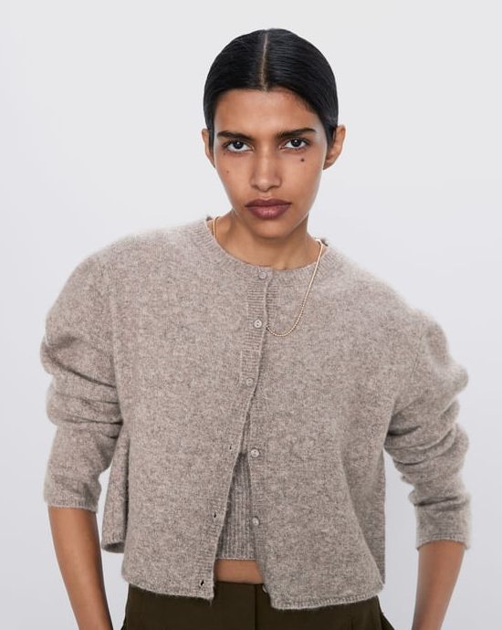 Zara ya tiene su propia versión del 'CardiBra' de Katie Holmes y está a ...