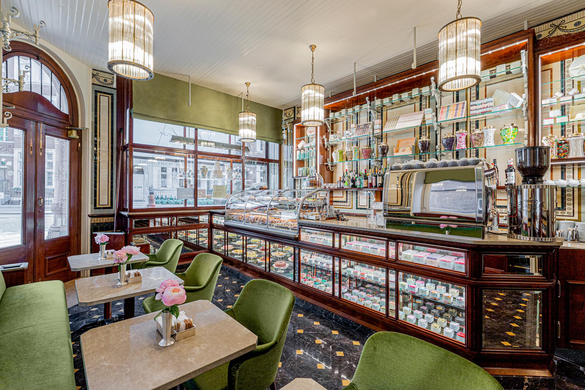 Prada Caffé abre en Harrods su primer espacio