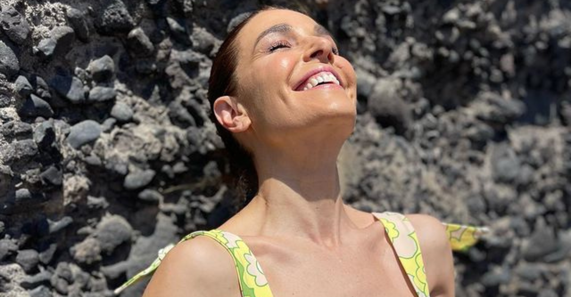 Raquel Sánchez Silva tiene el bañador de flores de la temporada