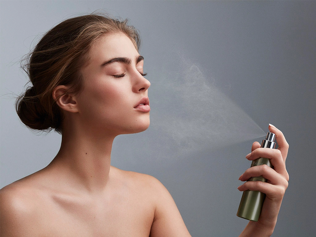 Brumas faciales para hidratar la piel frente al calor | Grazia