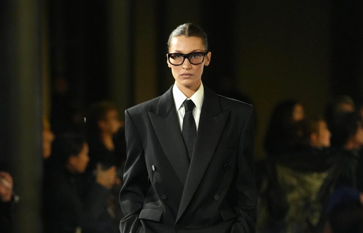 PFW: YSL SS 2025, un homenaje a Saint Laurent