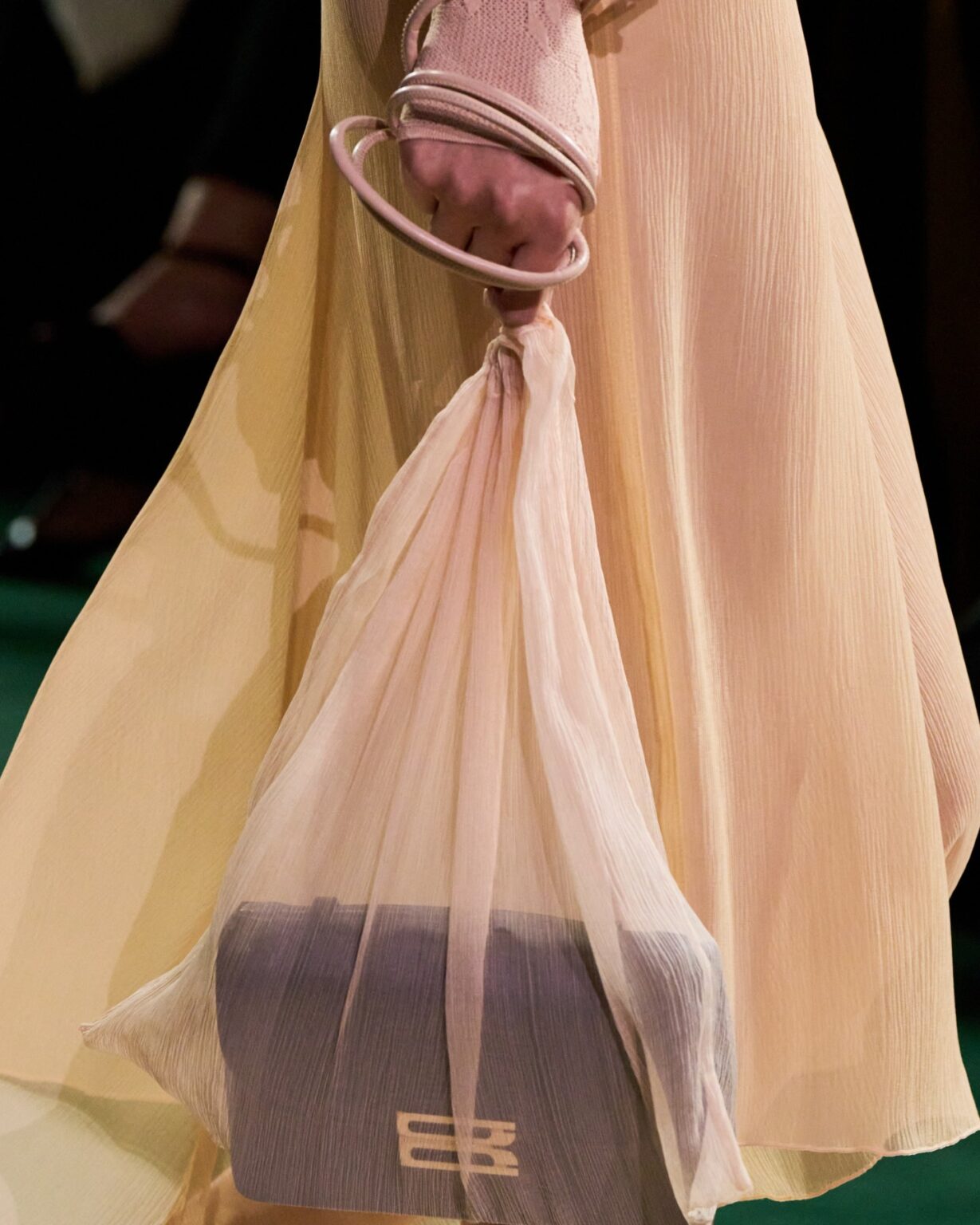 Bolsos Inolvidables: Glamour en París Fashion Week