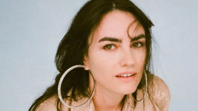 Interview: Isabella Manfredi Discusses Her Debut Album "Izzi"