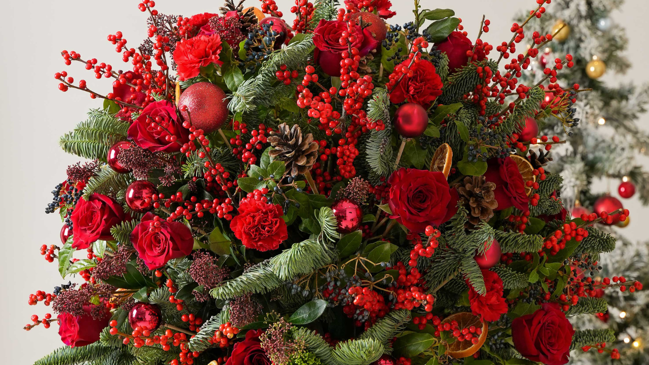 How To Decorate Your Home This Festive Season With Flowers.ae
