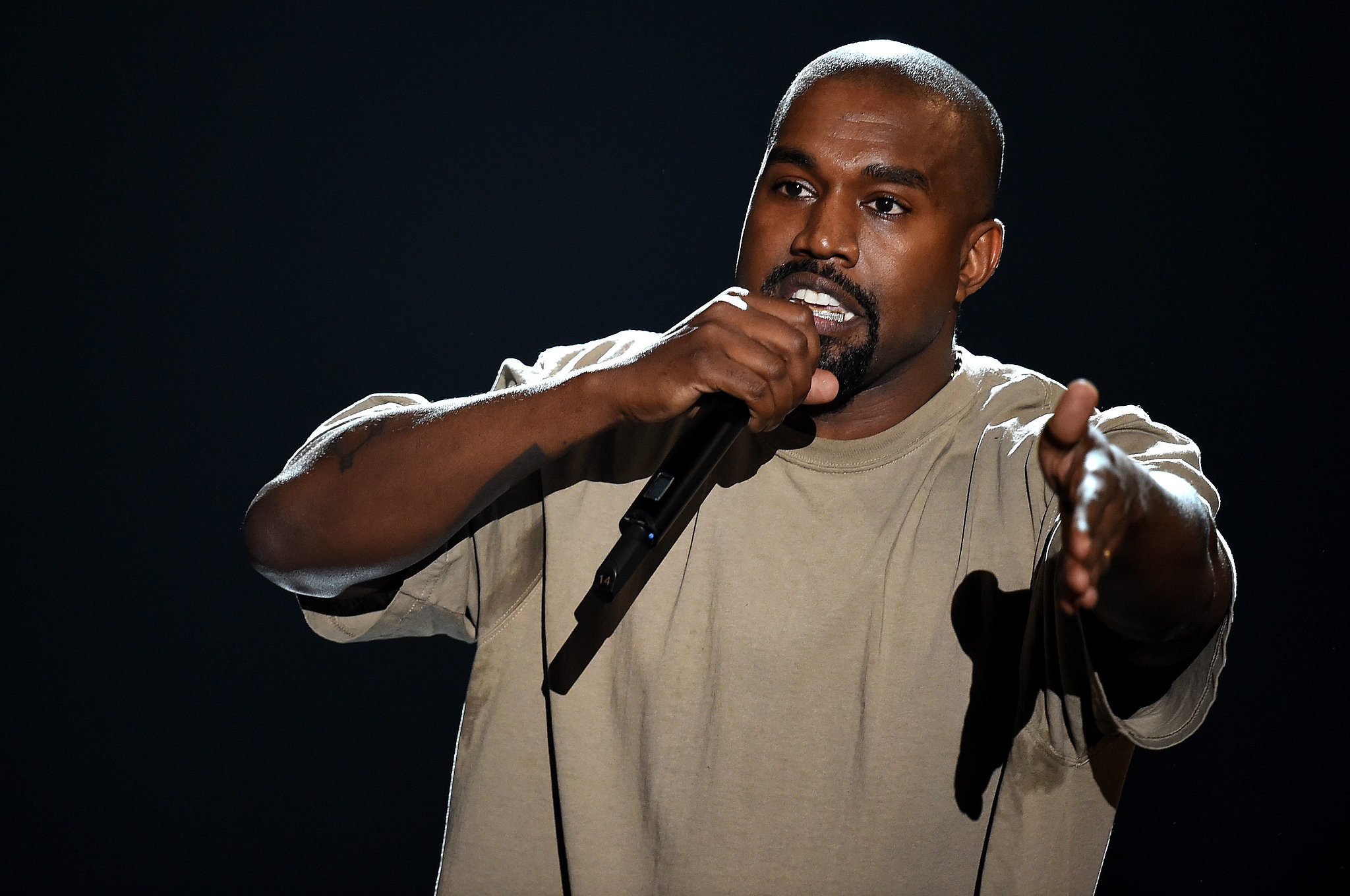 La T-shirt de Diet Prada que es un tributo a las slides de Kanye West ...