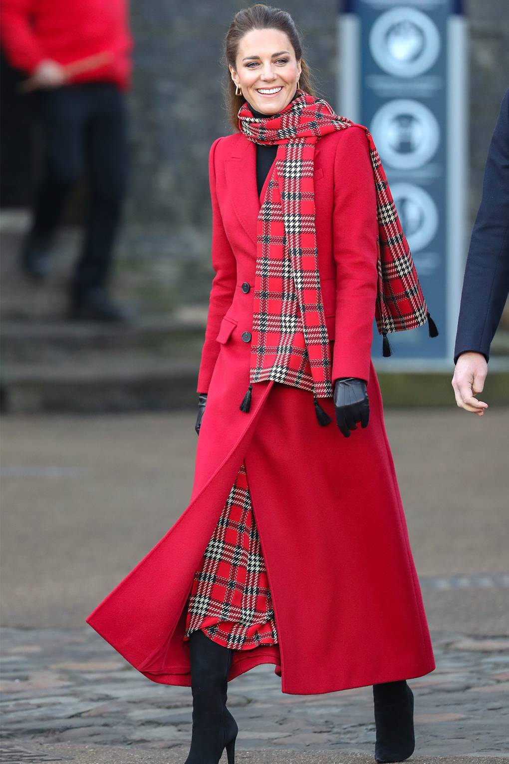 Una semana, cinco abrigos para copiar: el tour de Kate Middleton | Grazia