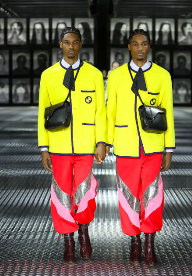 Gucci subió a la pasarela en Milán a 68 pares de gemelos idénticos ...