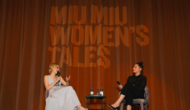 La directora mexicana Lila Avilés a bordo del ciclo de cine Miu Miu ...