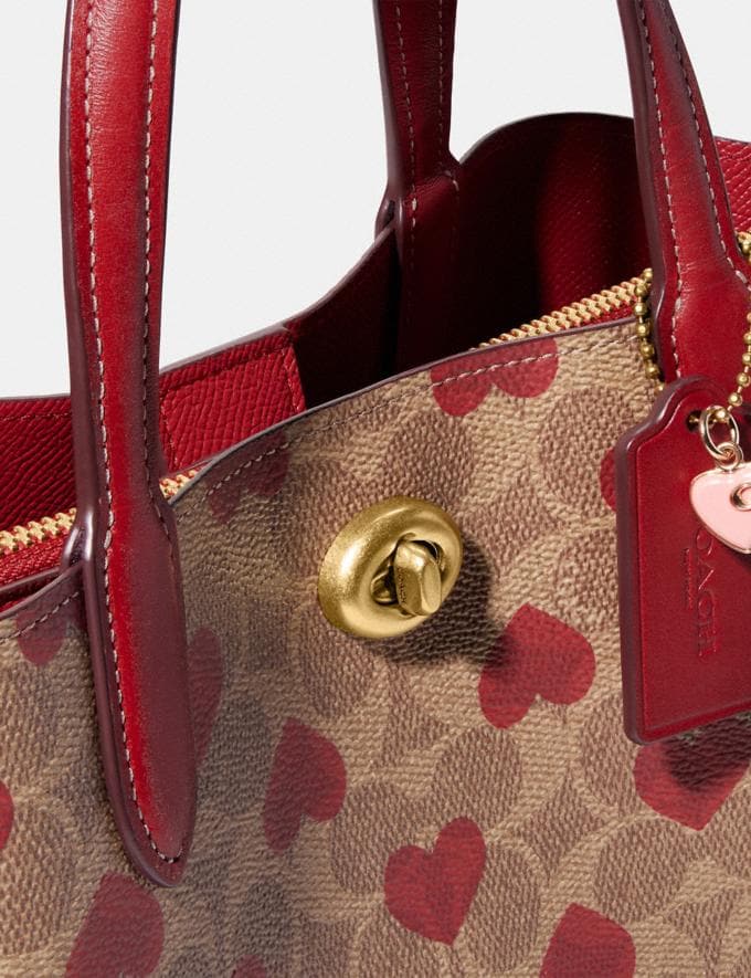 Coach lanza encantadora colección para San Valentín