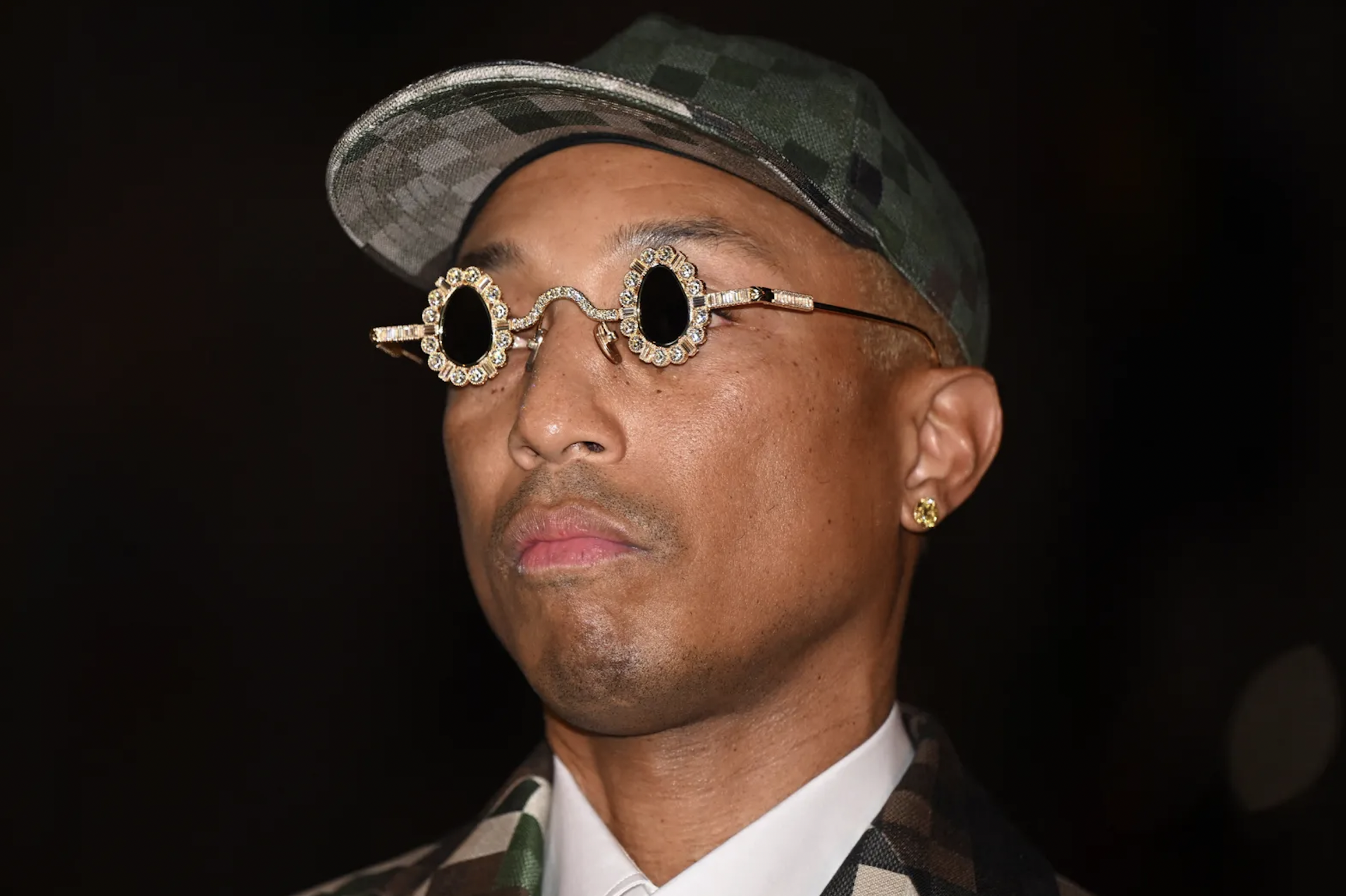 Pharrell Williams luce gafas de Tiffany & Co. en el desfile de Louis ...