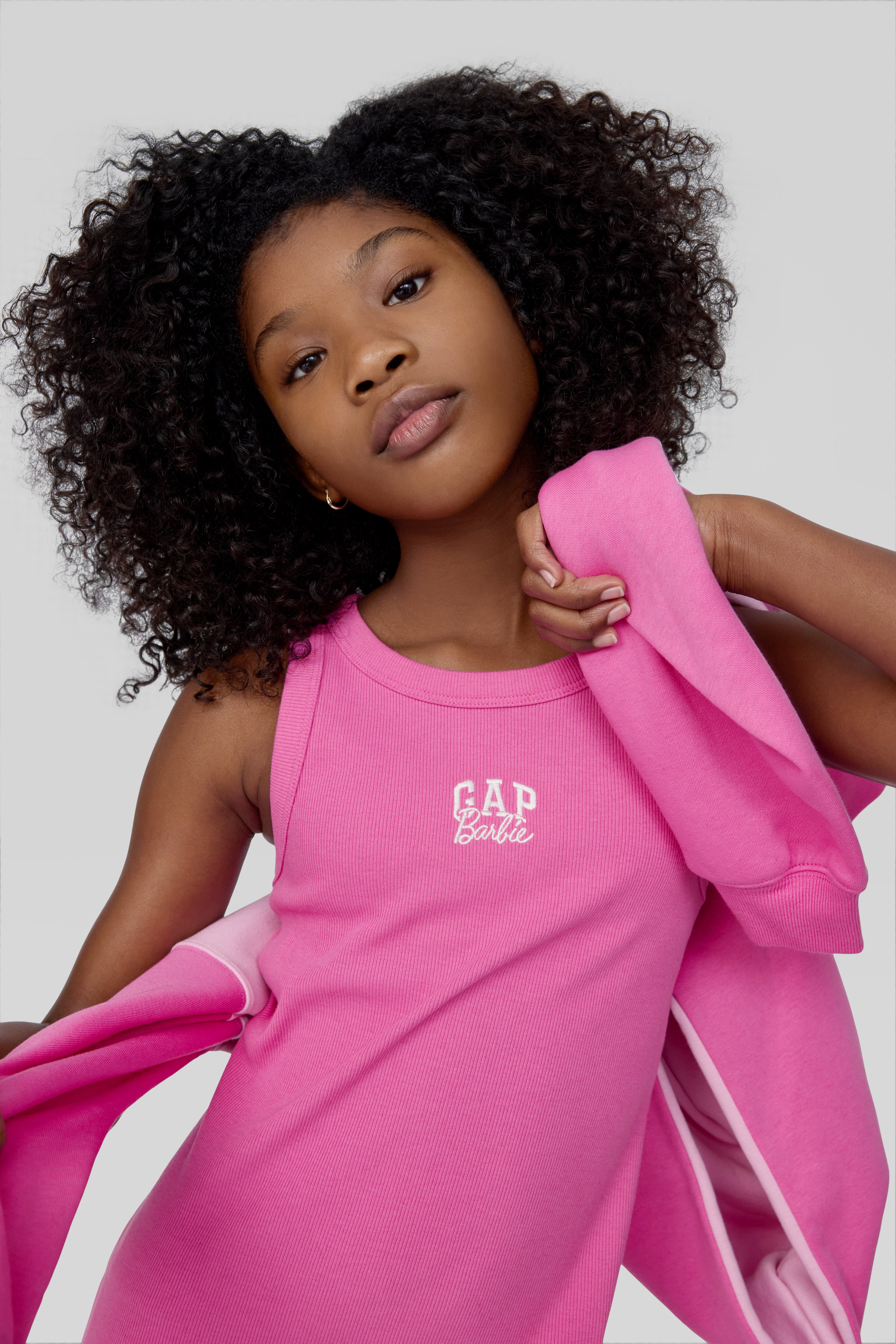 GAP x Barbie: Una colección que convertirá tu armario en el de una Barbie