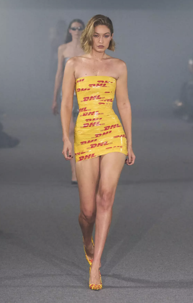 Gigi Hadid Deslumbra Desfile: Vestido Cinta DHL