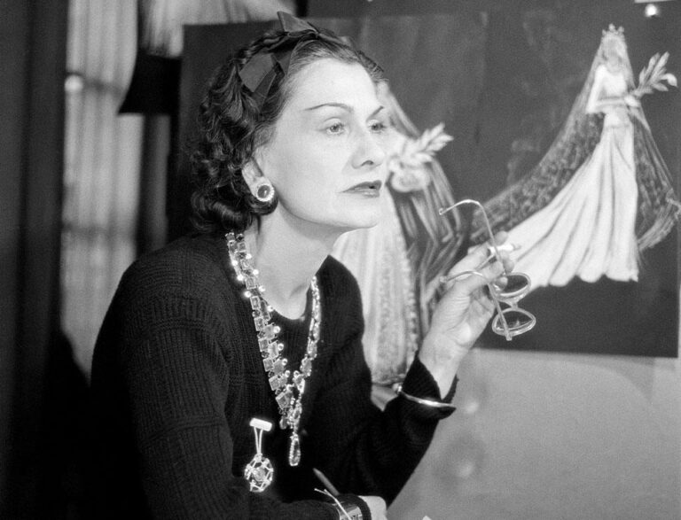 Directores creativos de Chanel: Un legado de genialidad