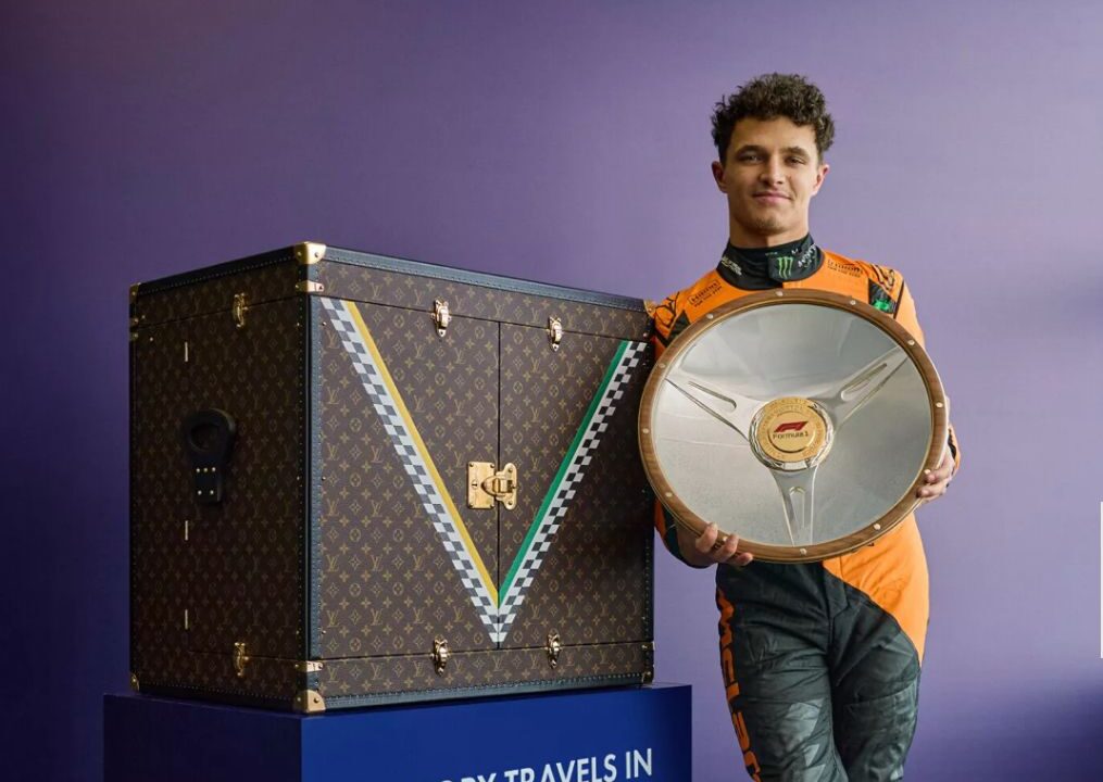 Lando Norris gana el Gran Premio de Australia y su trofeo se entrega en ...