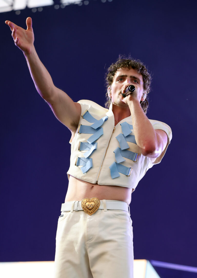 Estos son los looks de Dolce & Gabbana que usó Benson Boone en Coachella | Grazia México y ...