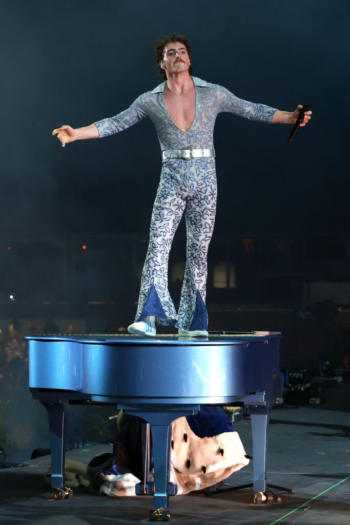 Estos son los looks de Dolce & Gabbana que usó Benson Boone en Coachella | Grazia México y ...