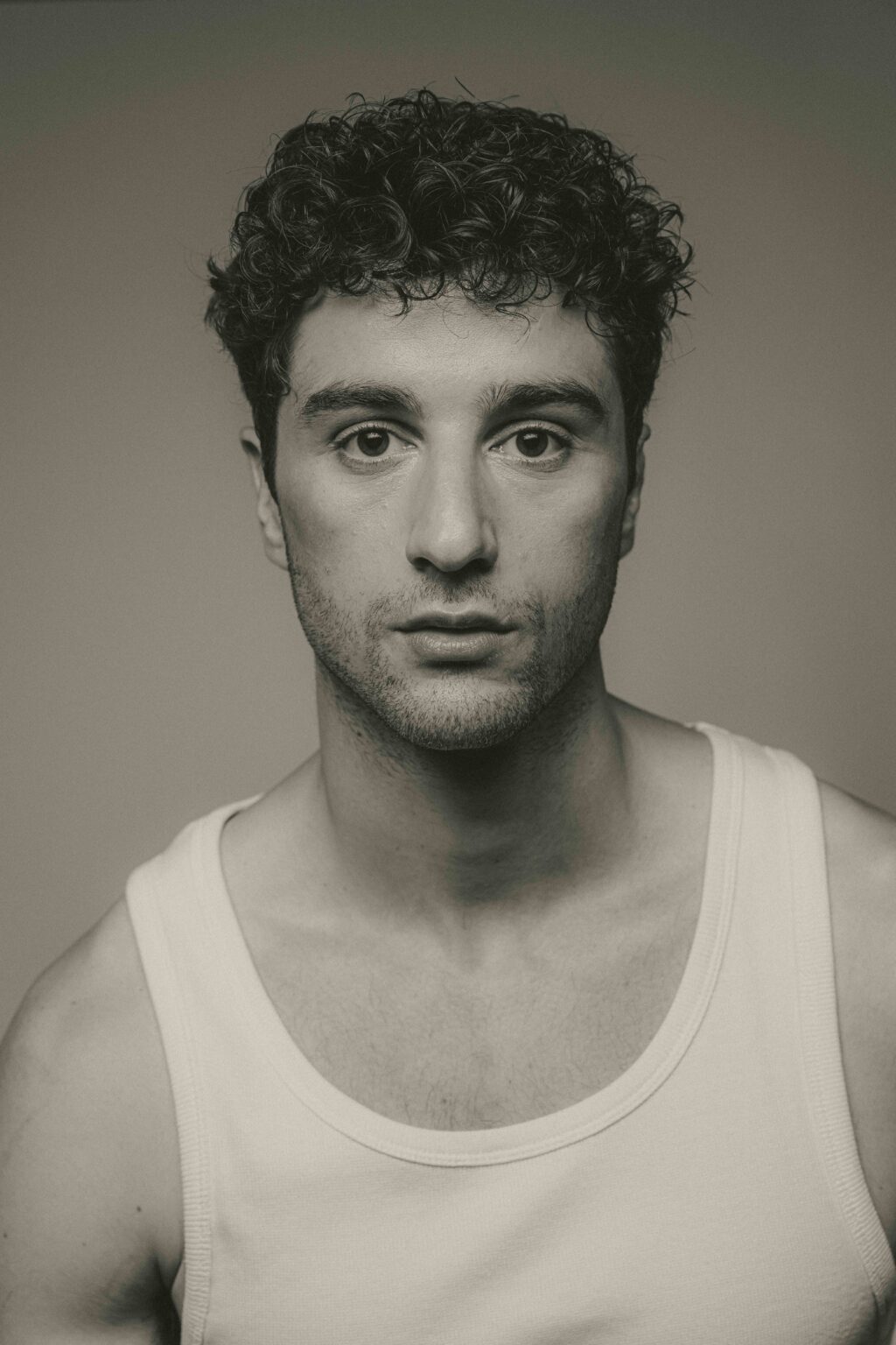 Agustín Della Corte, de la cancha de rugby al set de ‘Olympo’