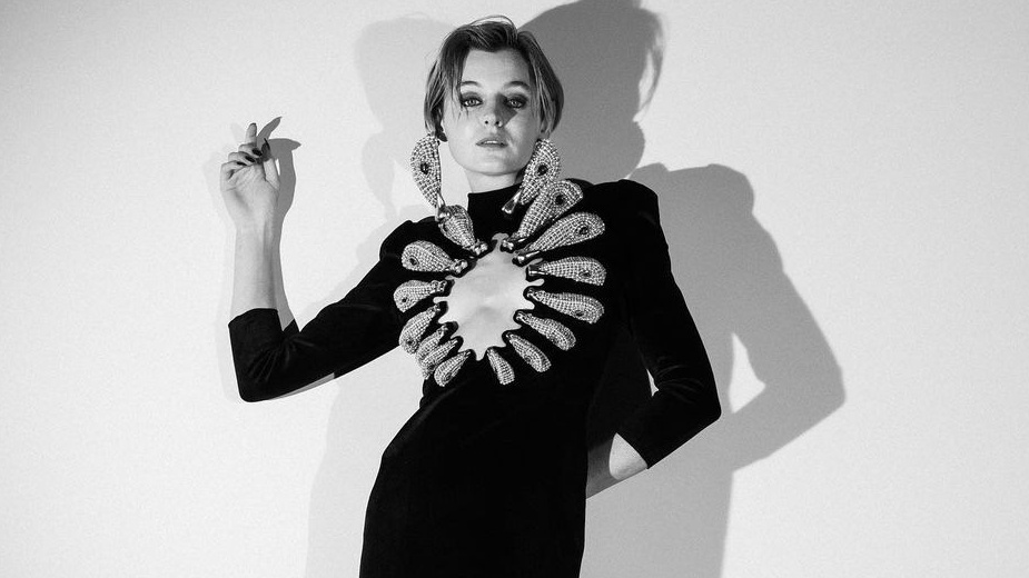Emma Corrin's Schiaparelli Look Deserves Its Own Award - Grazia