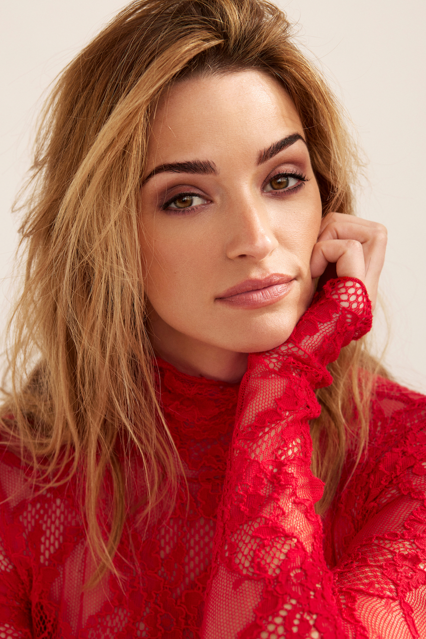 'Ginny & Georgia' Star Brianne Howey Talks Season 2, Career