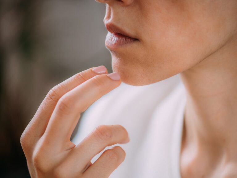 Tapping: The "Trick" to Reduce Anxiety in a Minute - Grazia USA