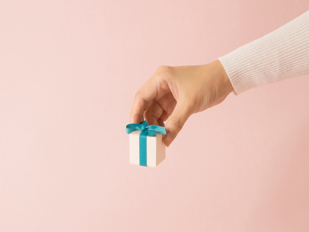 8 Tips for Beautifully Wrapping Packages and Gifts - Grazia USA