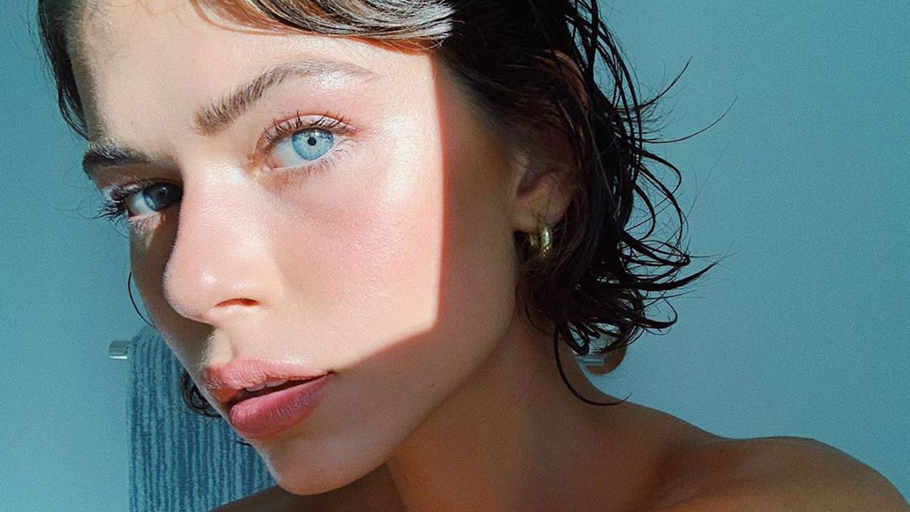 How To De-Puff And Wake Up Your Face Using Your Refrigerator