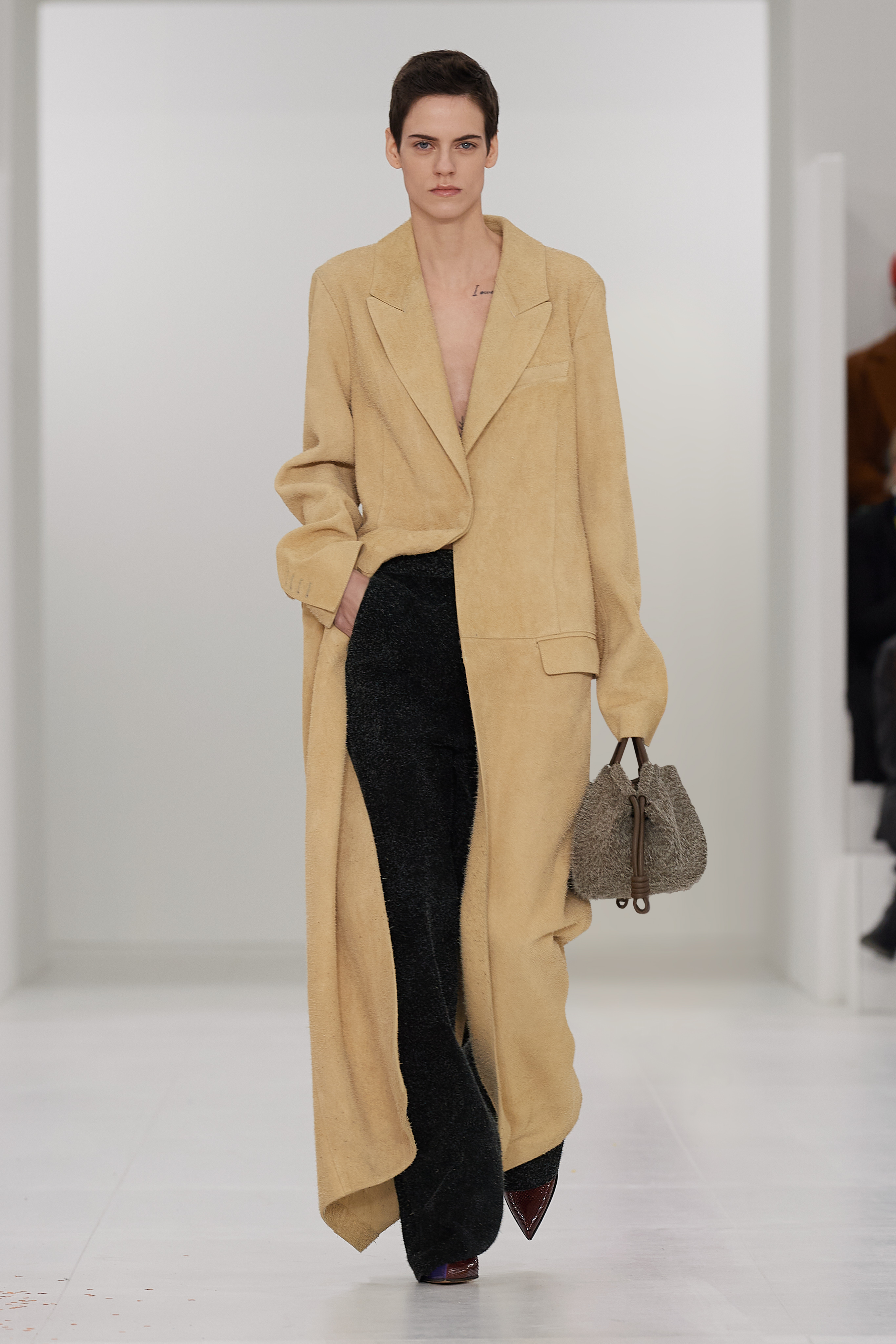 LOEWE_FW23_WW_SHOW_RUNWAY_LOOK_30_FRONT_RGB_CROPPED_2x3_30 - Grazia