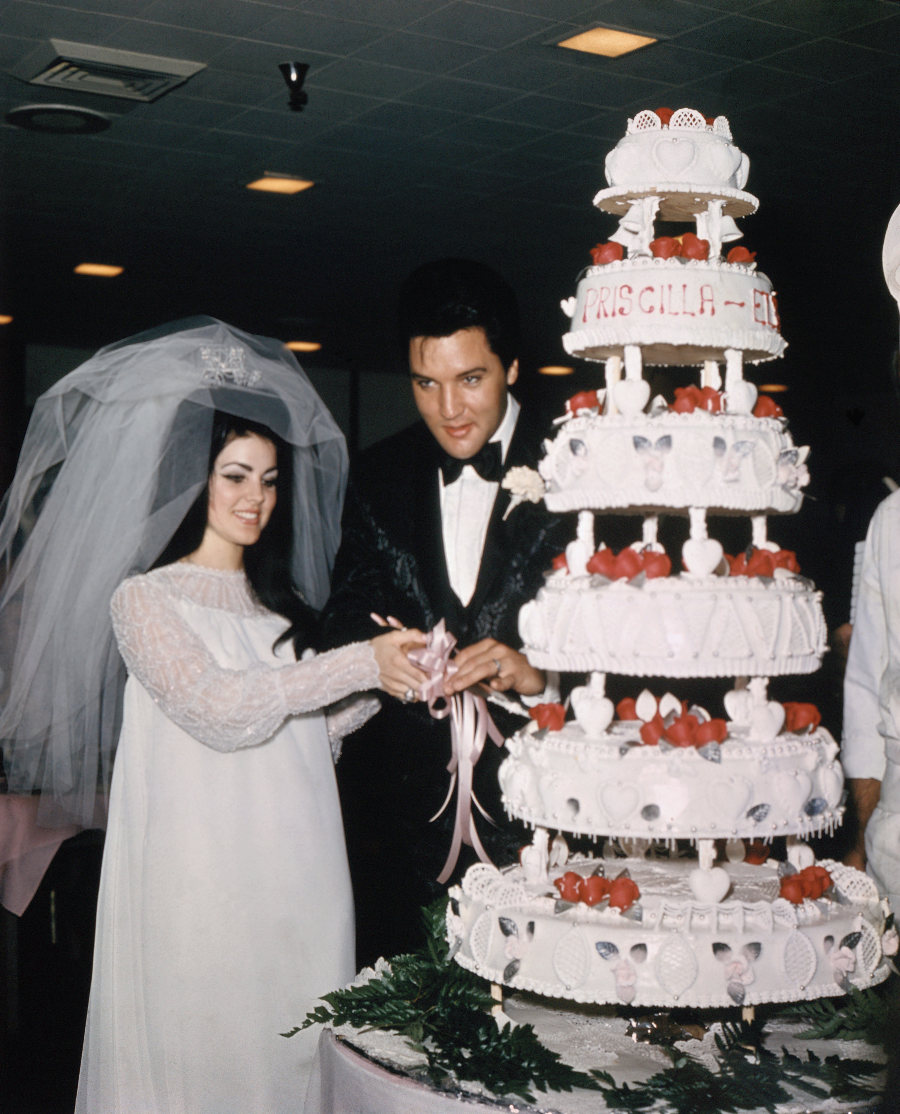 Elvis and Priscilla Presley Cutting Wedding Cake - Grazia