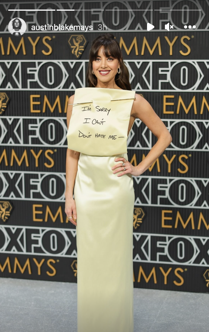 aubrey-plaza-loewe-post-it-note-sex-and-the-city-berger - Grazia